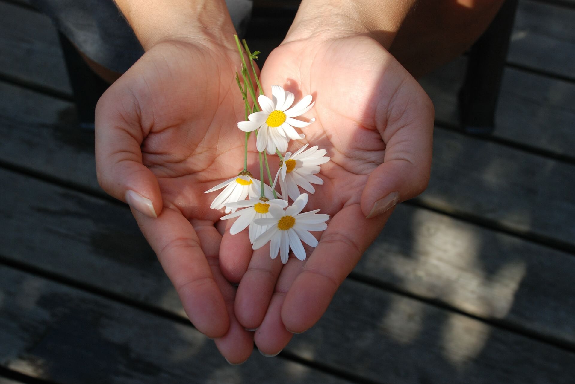 21 Creative Ways to Encourage Others Biblically